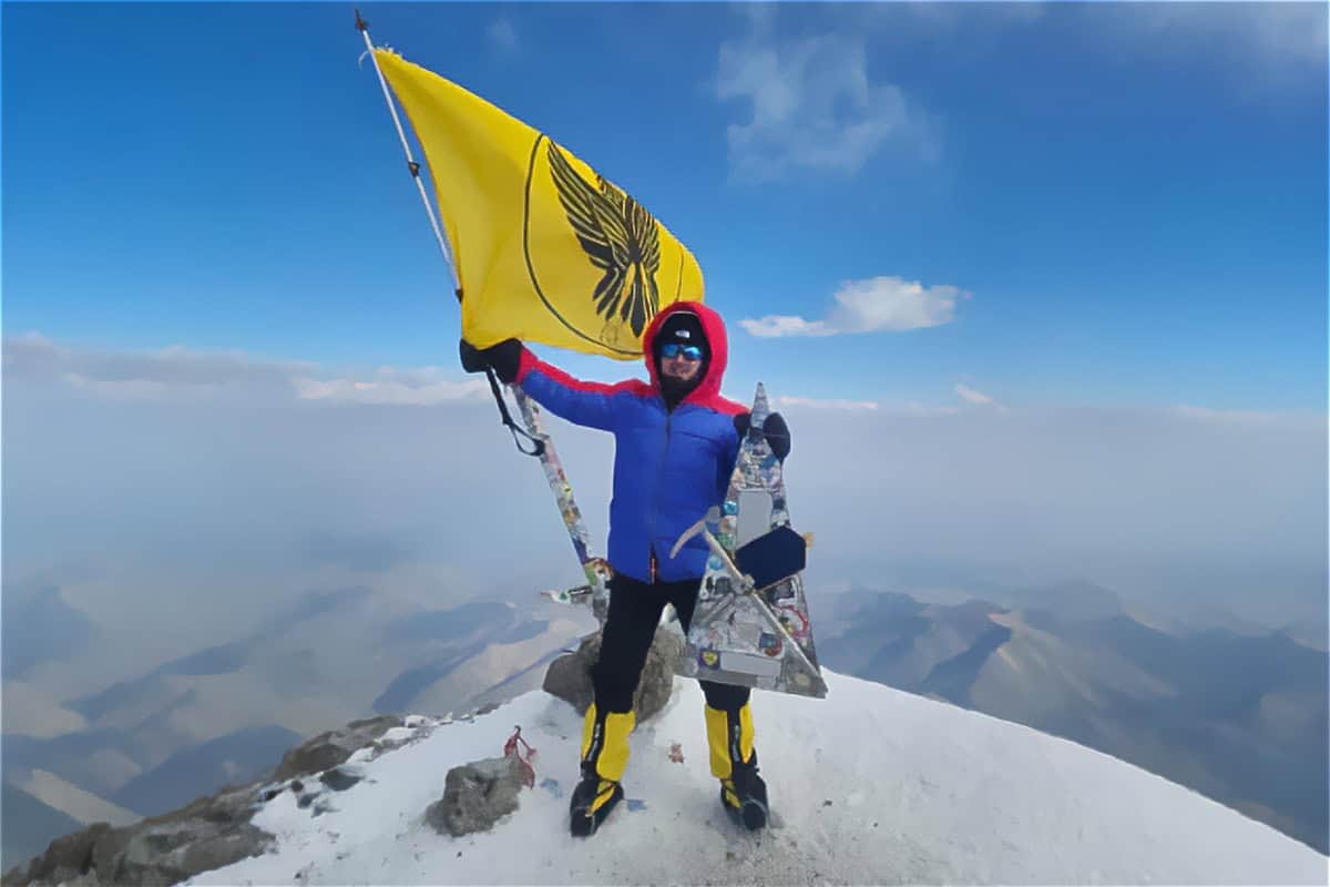 Pontian Student Raises Flag On Mount Elbrus, Europe’s Highest Peak